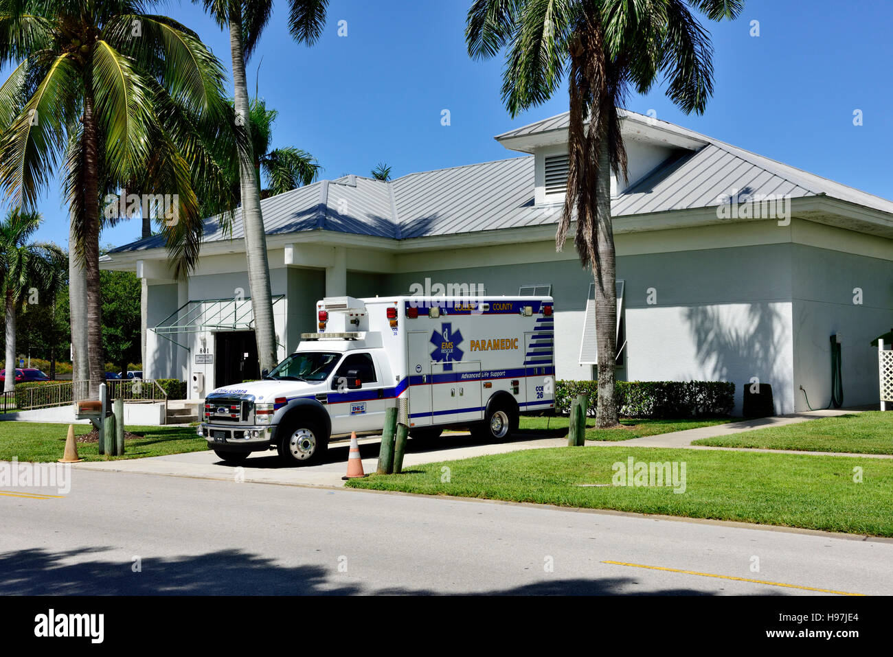Paramedic vehicle hi-res stock photography and images - Alamy