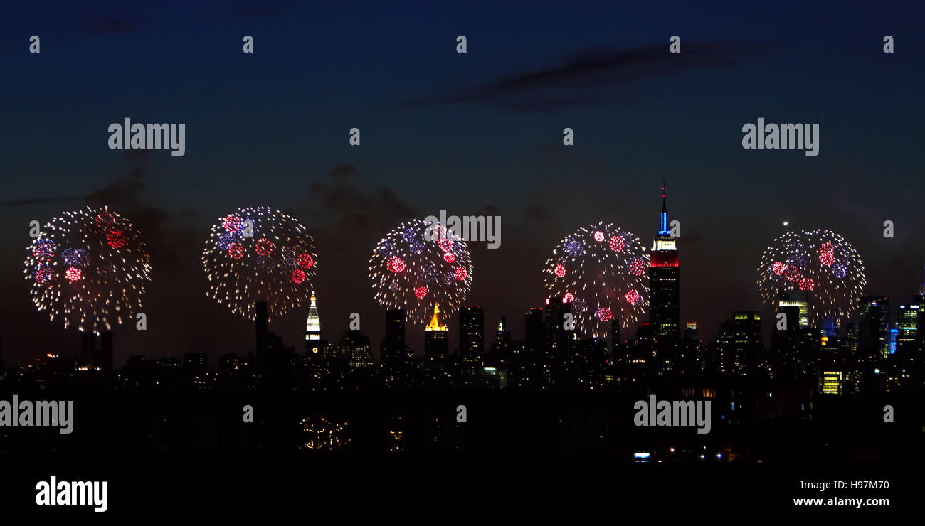 Fireworks and the NYC cityscape Stock Photo - Alamy