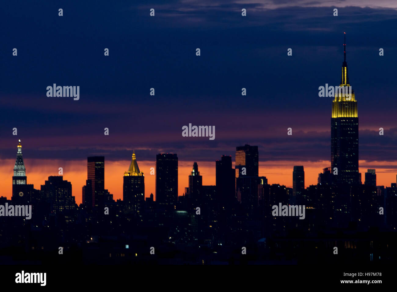 Nightfall over cities hi-res stock photography and images - Alamy