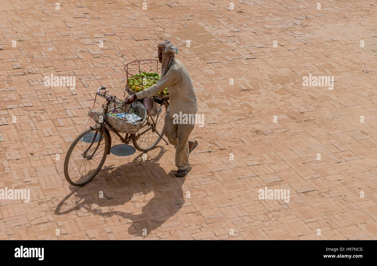 Cycle vendor hi-res stock photography and images - Alamy