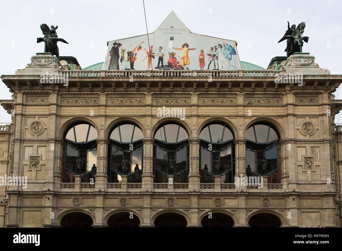 Wiener opernhaus hi-res stock photography and images - Alamy
