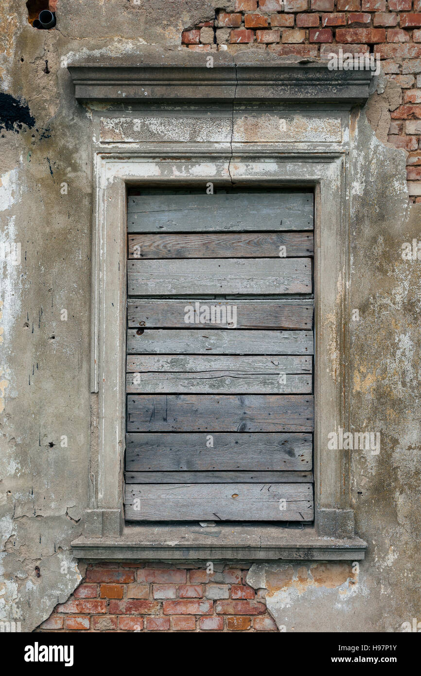 Boarded up window hi-res stock photography and images - Alamy