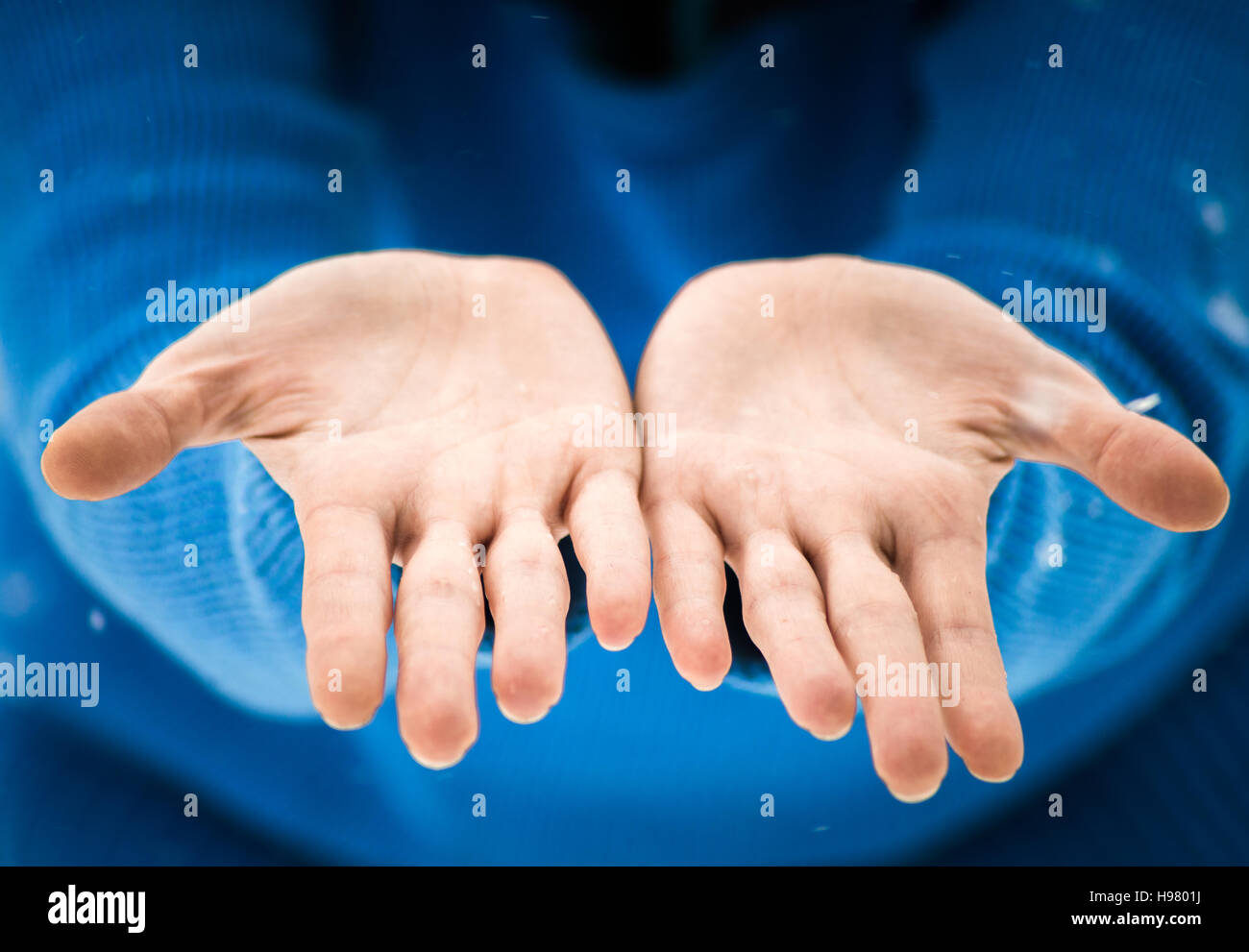 Open cupped hands hi-res stock photography and images - Alamy