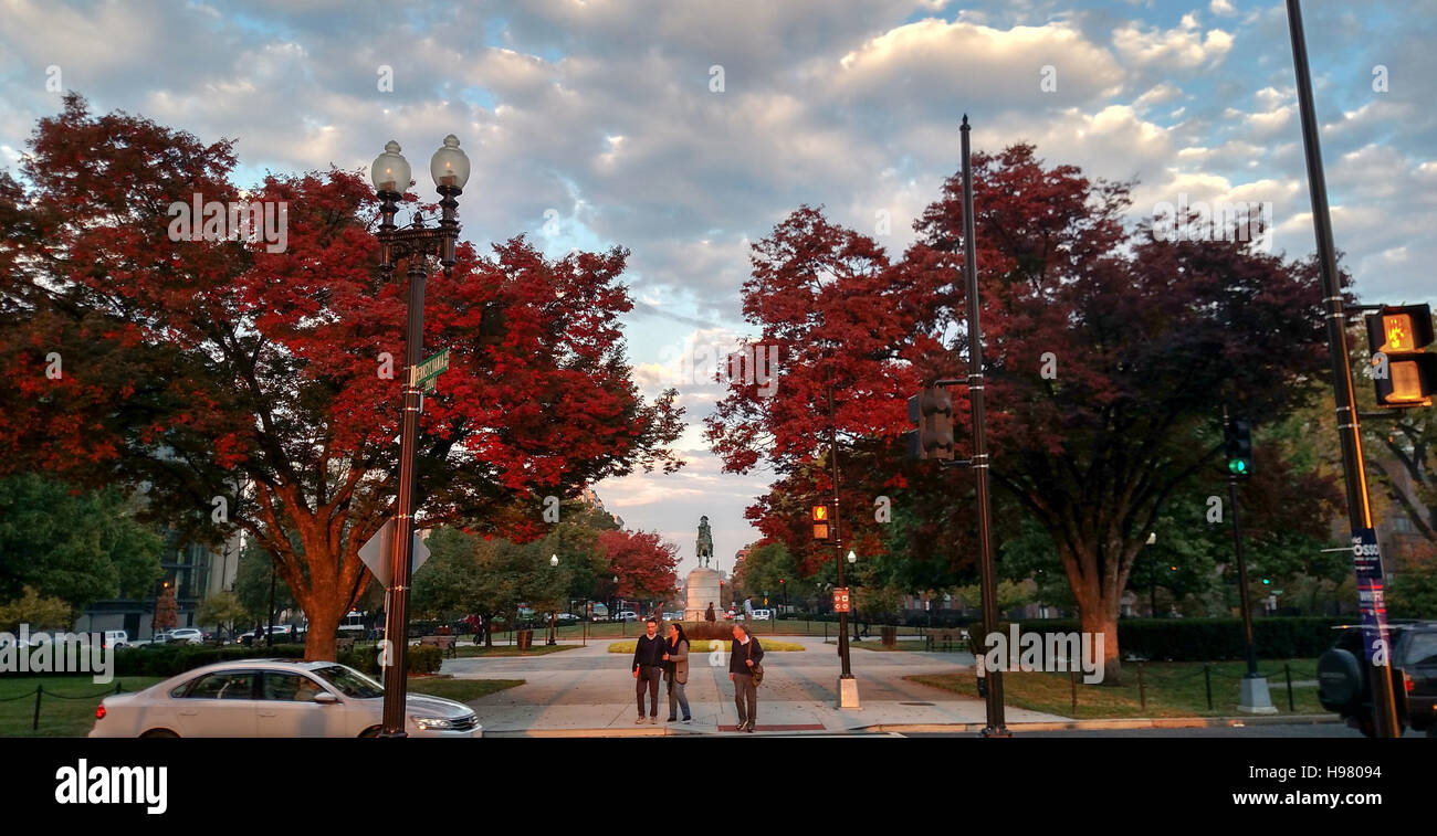Statue circle hi-res stock photography and images - Alamy