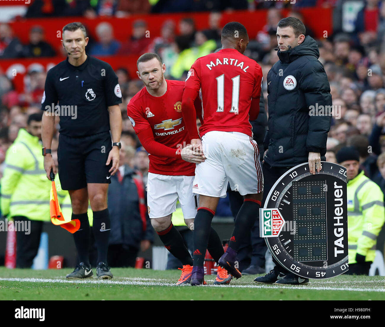 Manchester United's Wayne Rooney (left) comes on as a substitute for ...