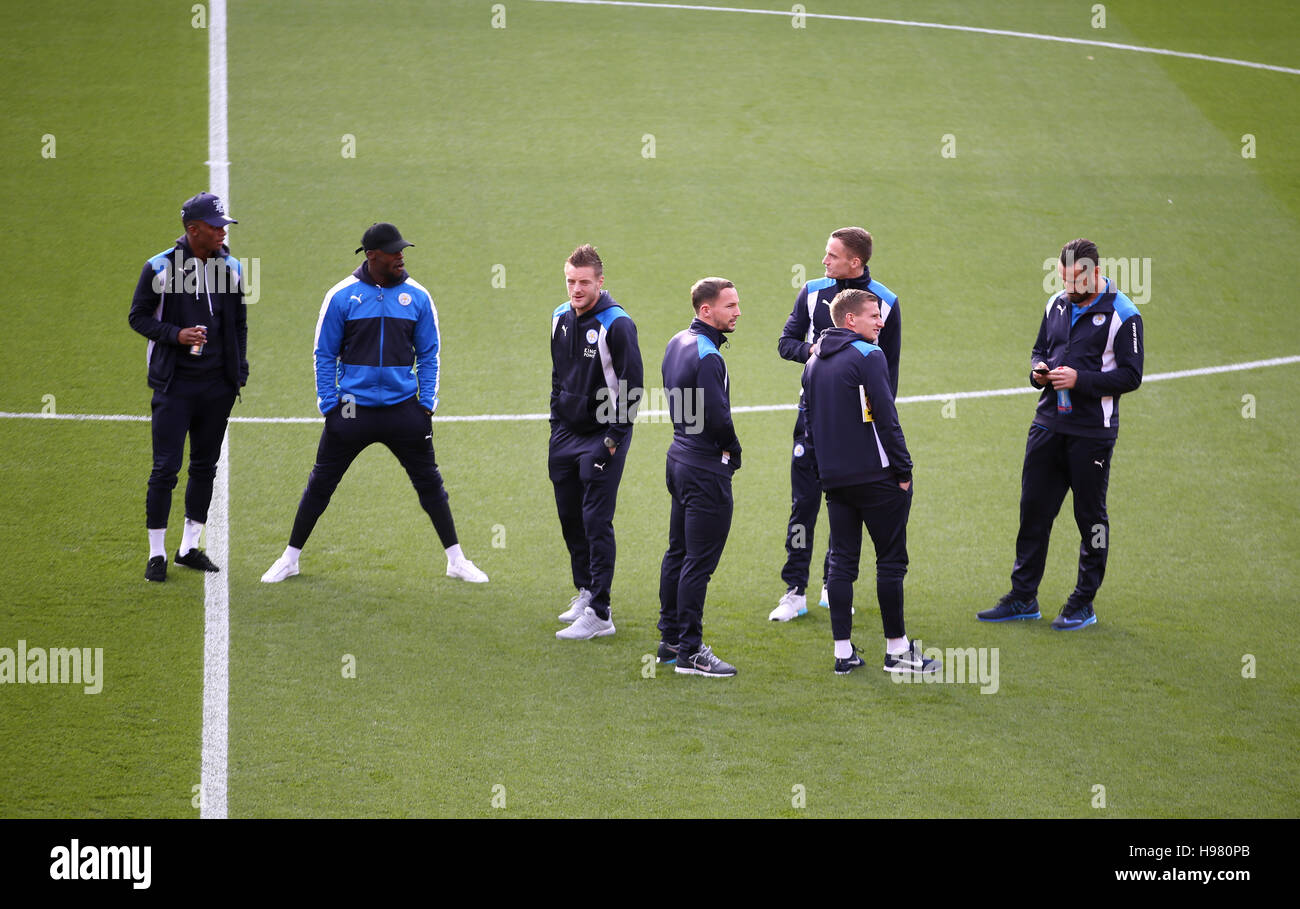 Leicester City's Jamie Vardy (centre) alongside teammates before the ...