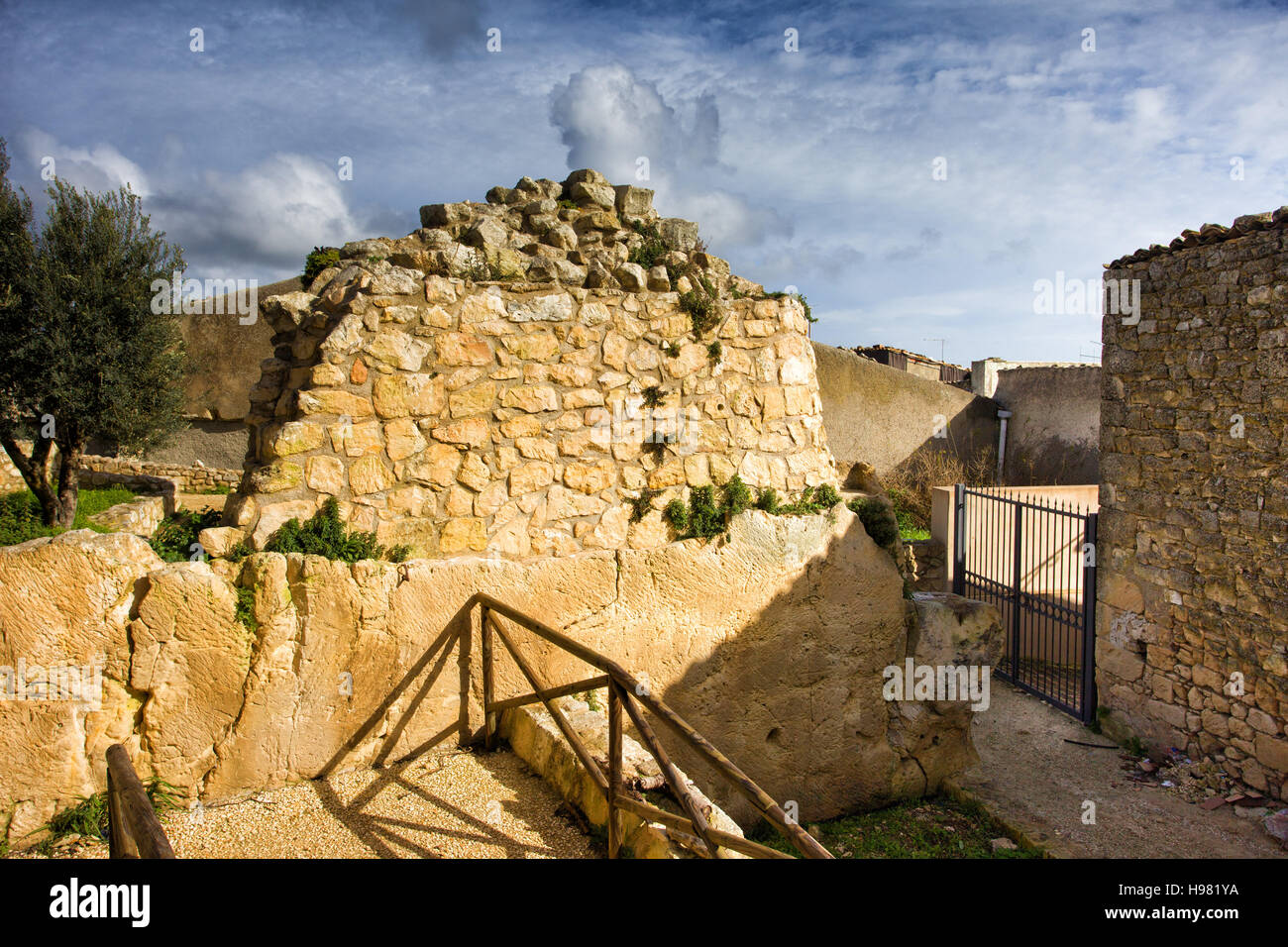 Ruins and details of medieval castle of Palazzolo Acreide. Sicily Stock ...