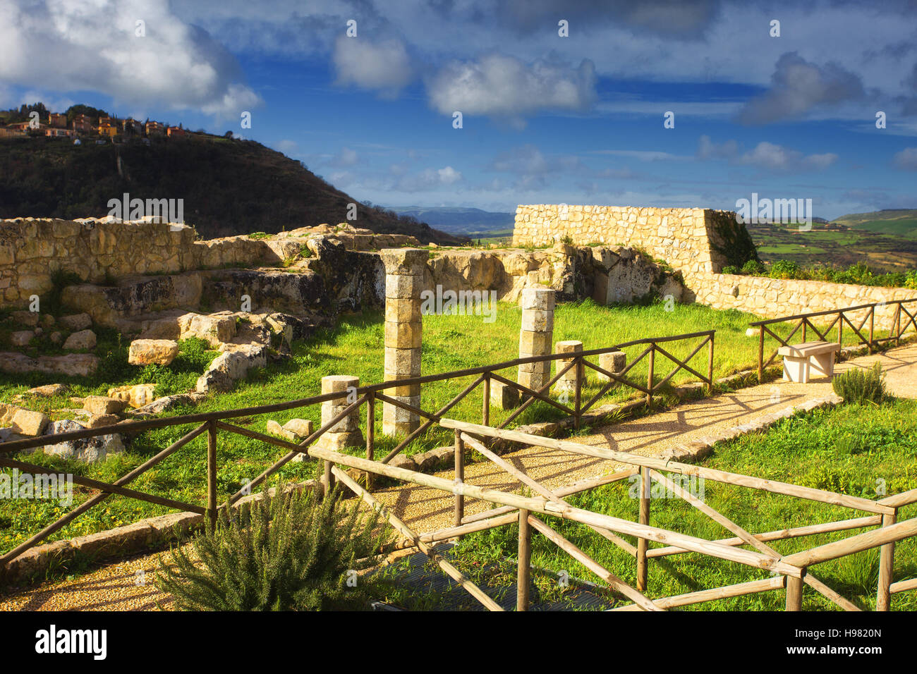Ruins and details of medieval castle of Palazzolo Acreide. Sicily Stock ...