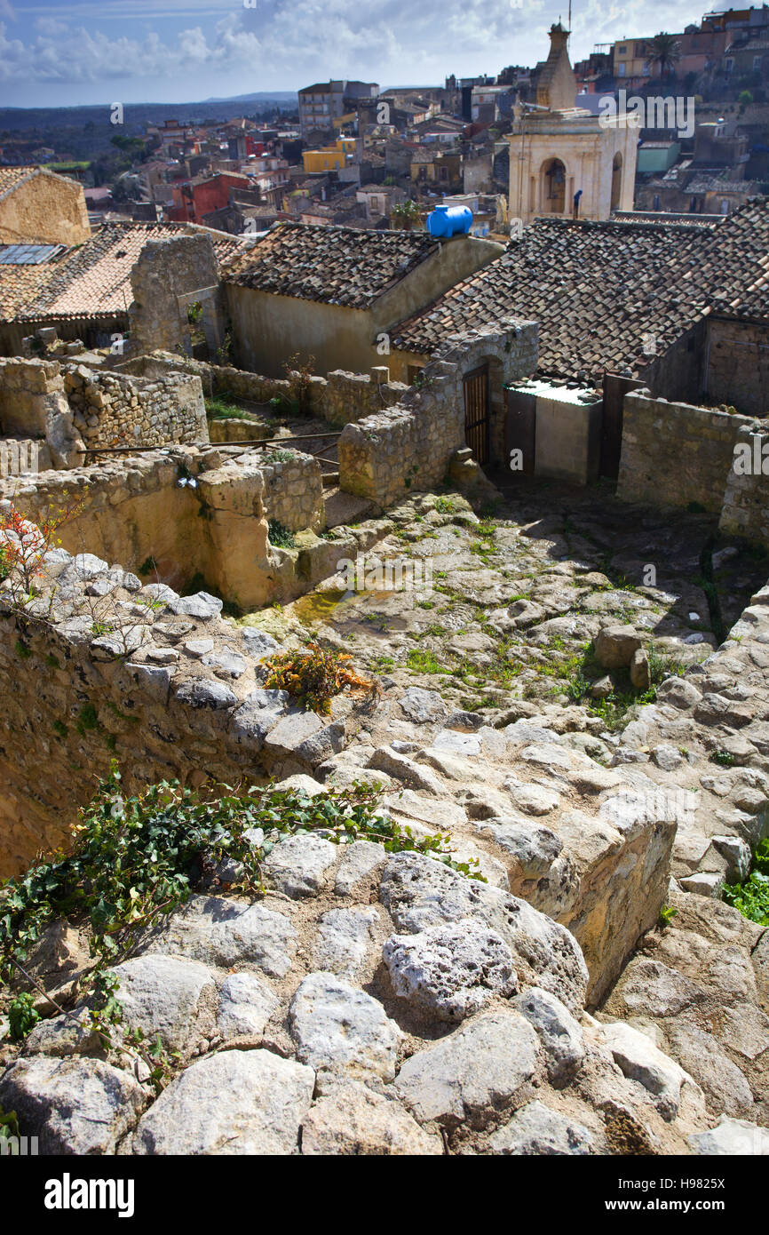 Ruins and details of medieval castle of Palazzolo Acreide. Sicily Stock ...