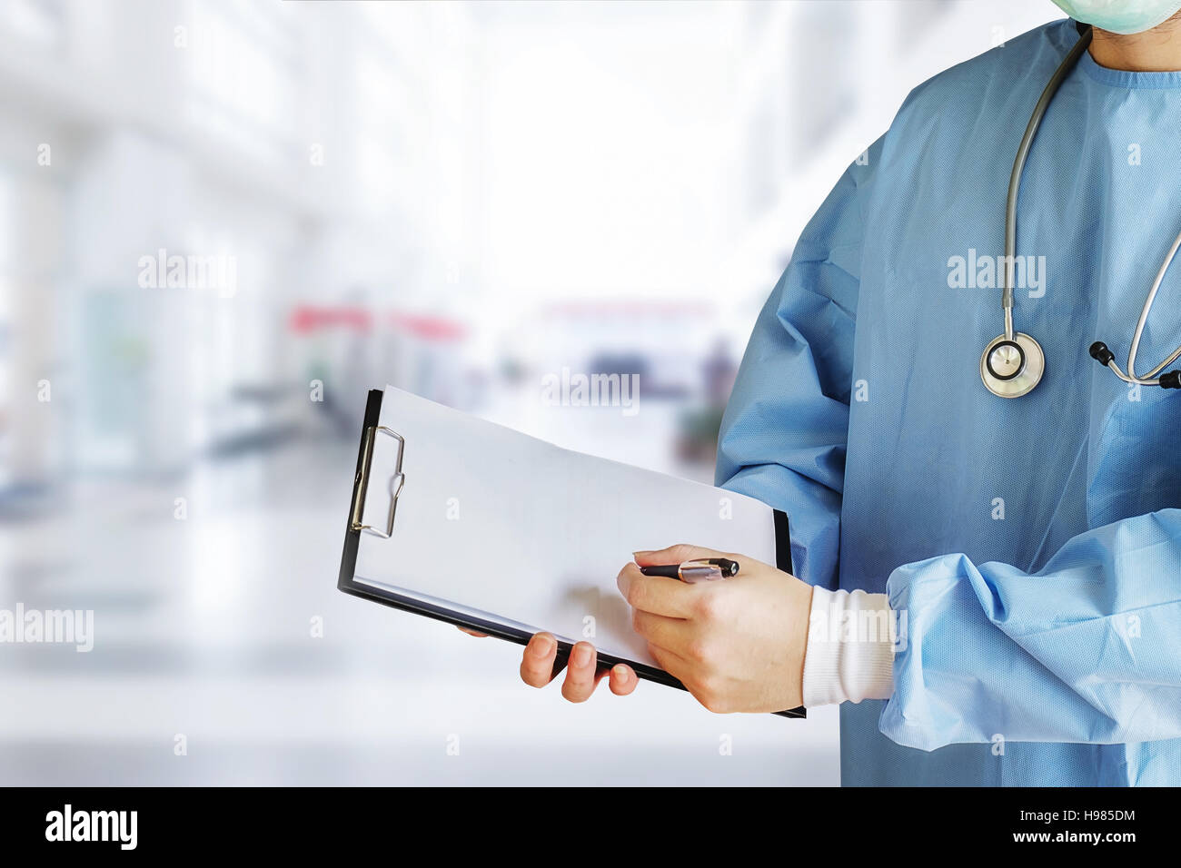 Hands of medical doctor man writing on a clipboard Stock Photo - Alamy