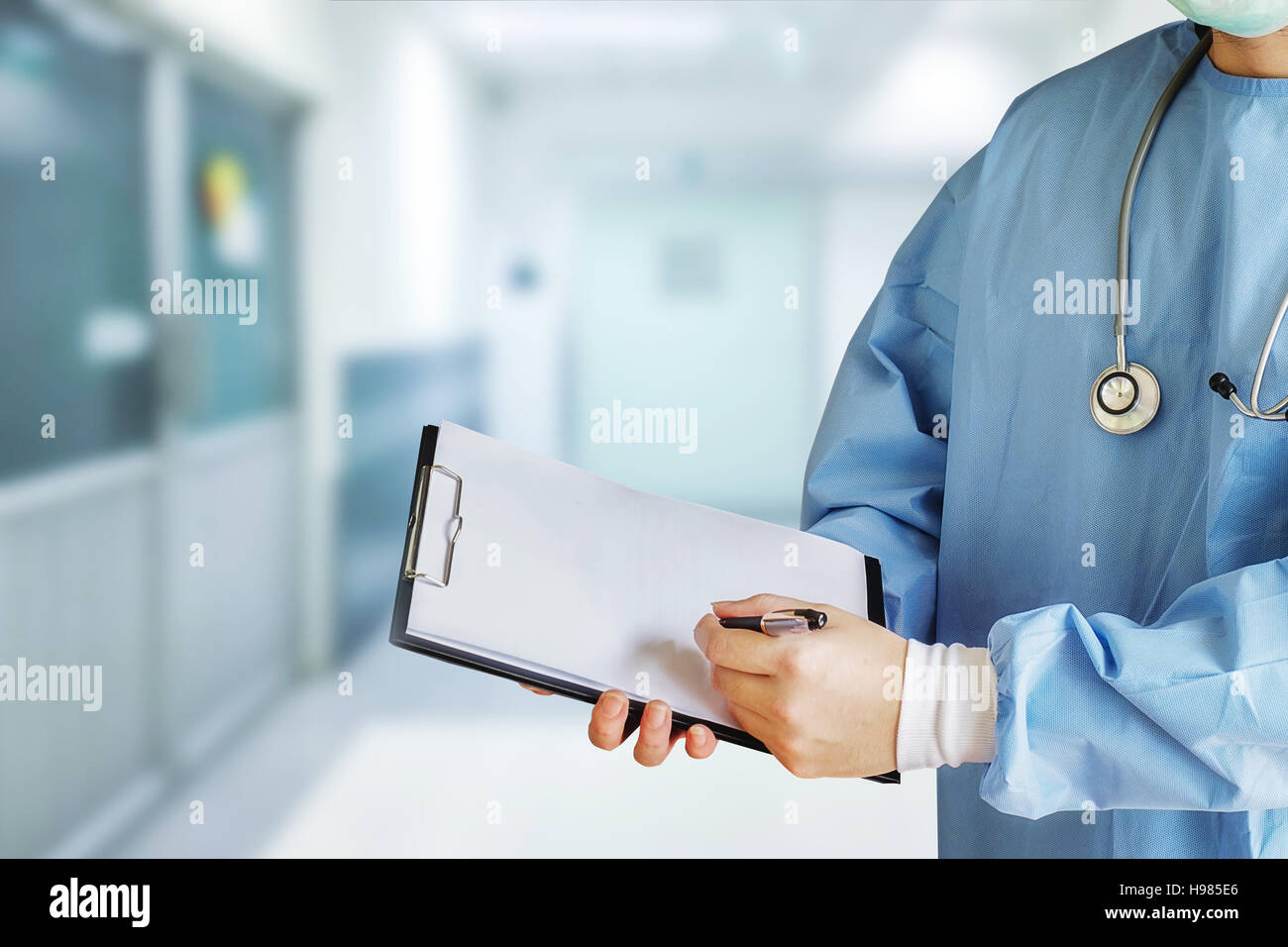 Hands of medical doctor man writing on a clipboard Stock Photo - Alamy