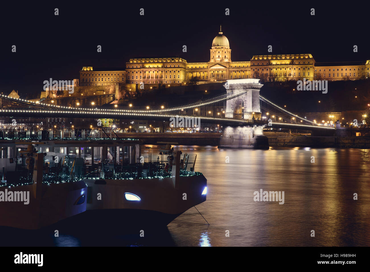 Chain bridge in winter hi-res stock photography and images - Alamy