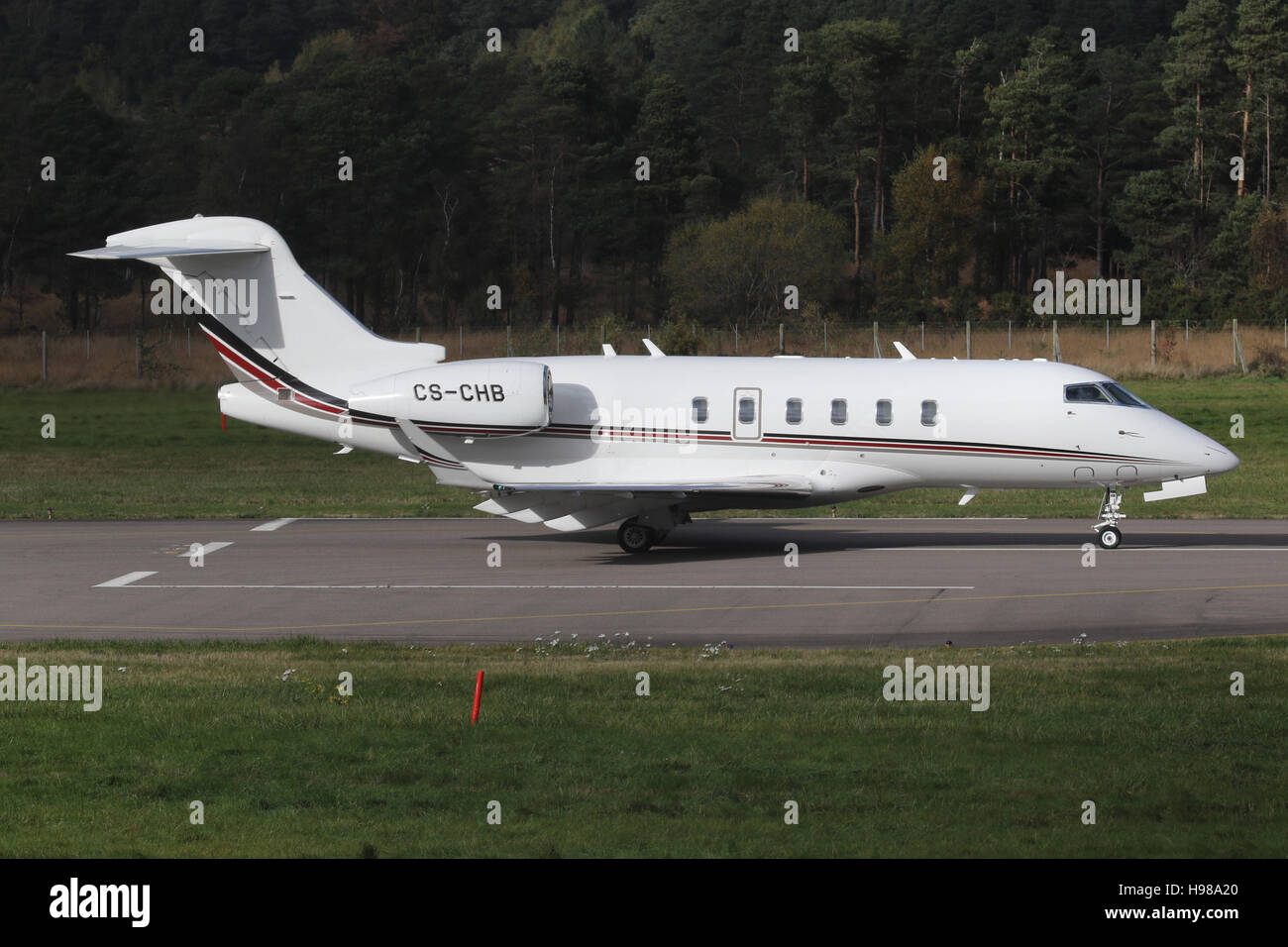 BOMBARDIER CHALLENGER 350 PRIVATE JET. NET JETS Stock Photo - Alamy