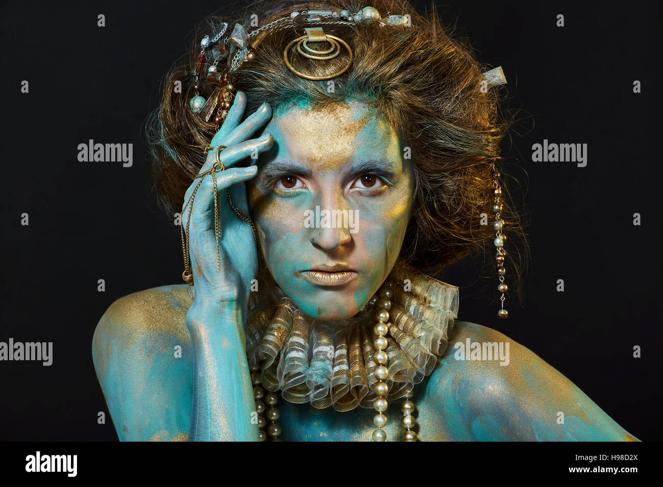 Woman portrait vintage dramatic hi-res stock photography and images - Alamy