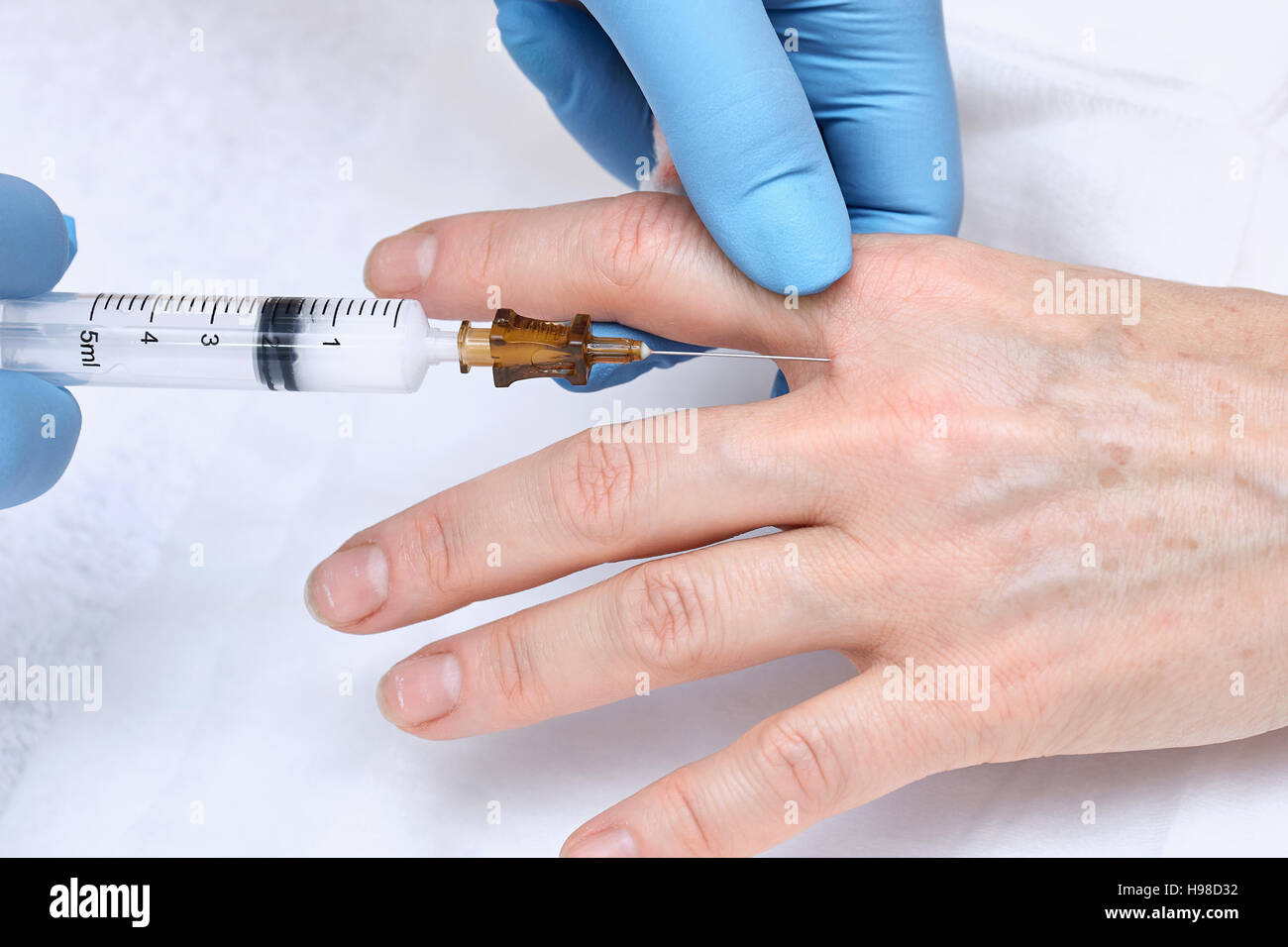 Injection Hand Stock Photos & Injection Hand Stock Images - Alamy