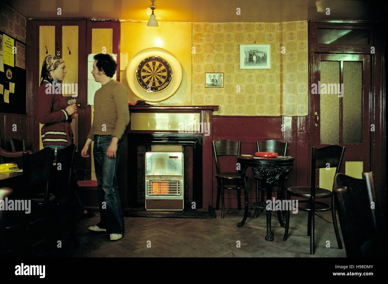 Traditional english pub interior hi-res stock photography and images ...