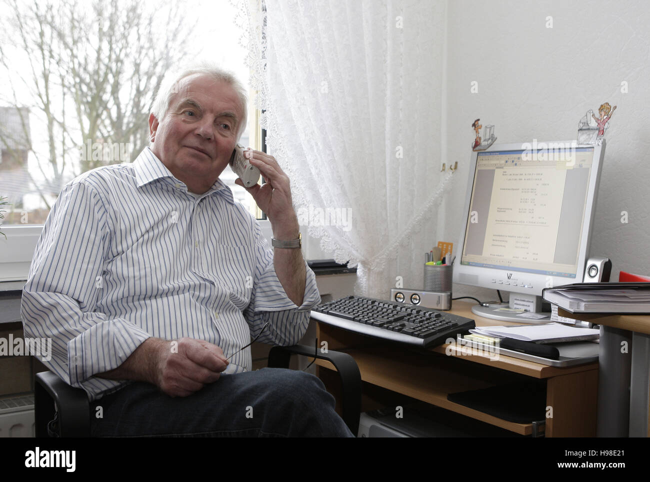 Old people making a phone call hi-res stock photography and images - Alamy
