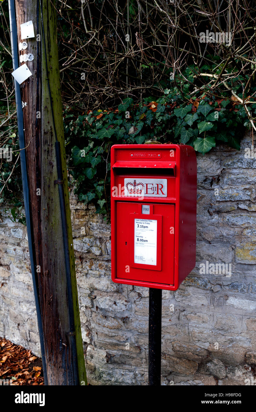 Post box uk hi-res stock photography and images - Alamy