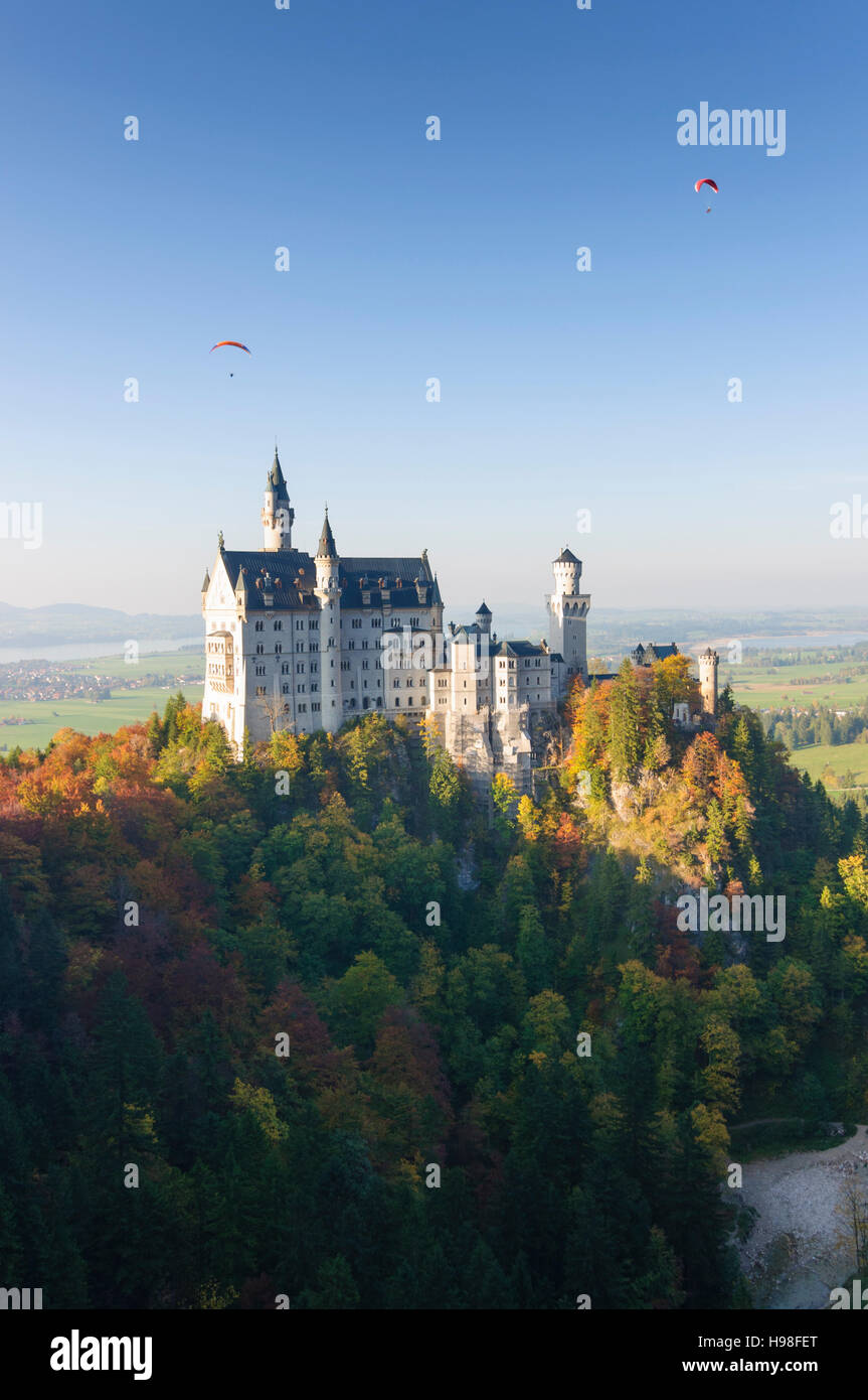 Schwangau: castle Schloss Neuschwanstein seen from bridge Marienbrücke ...