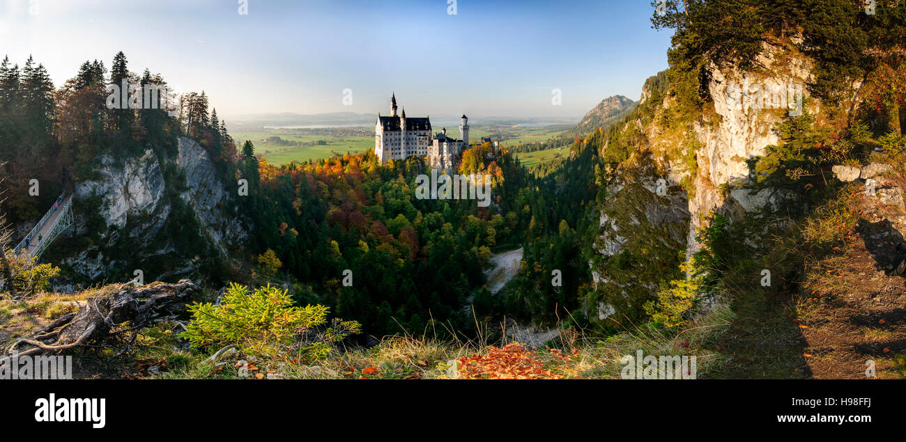 Schwangau: castle Schloss Neuschwanstein, bridge Marienbrücke, lake ...