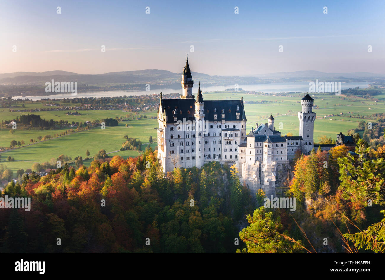 Schwangau: castle Schloss Neuschwanstein, lake Forggensee, Oberbayern ...