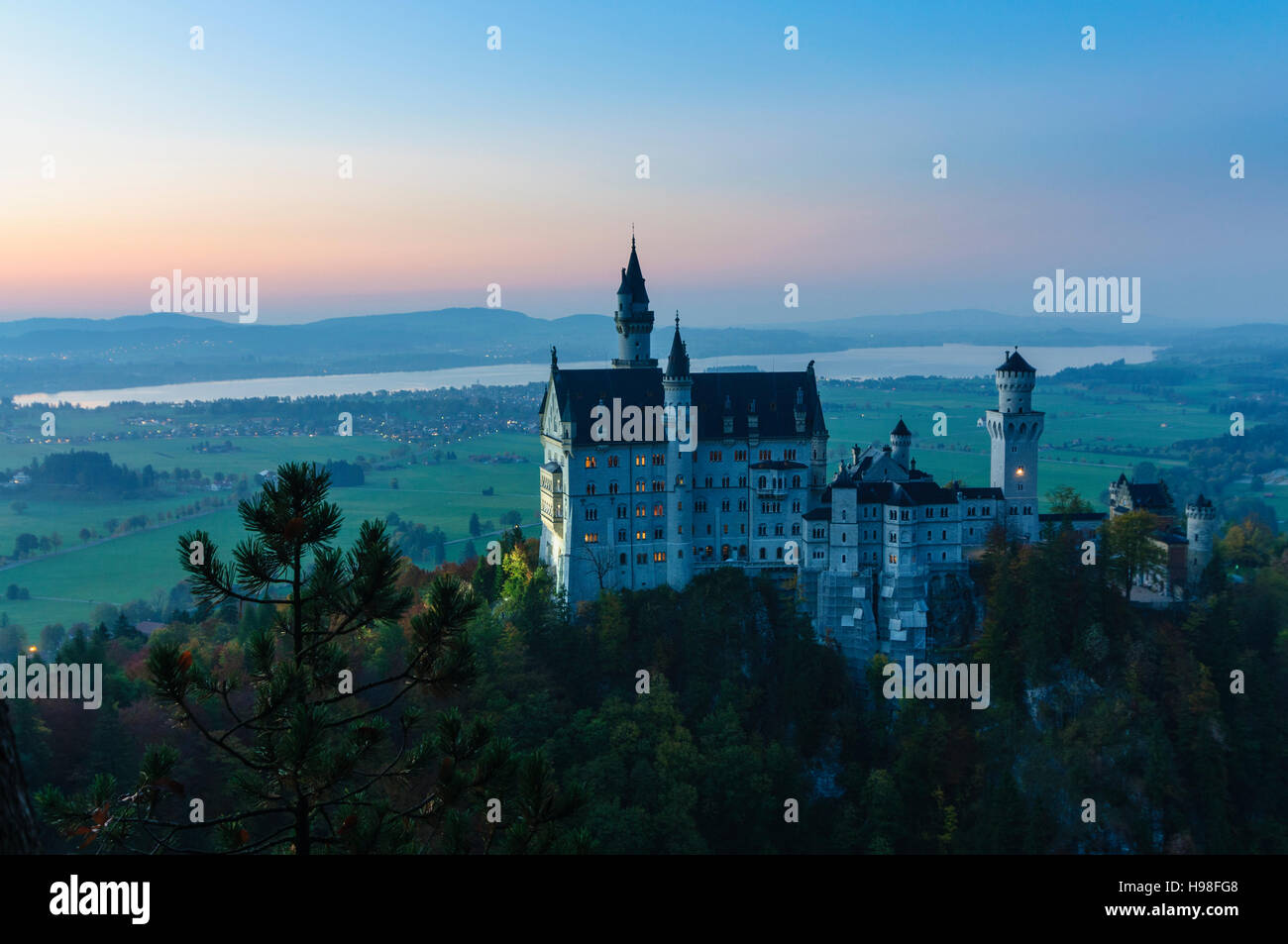 Schwangau: castle Schloss Neuschwanstein, lake Forggensee, Oberbayern ...