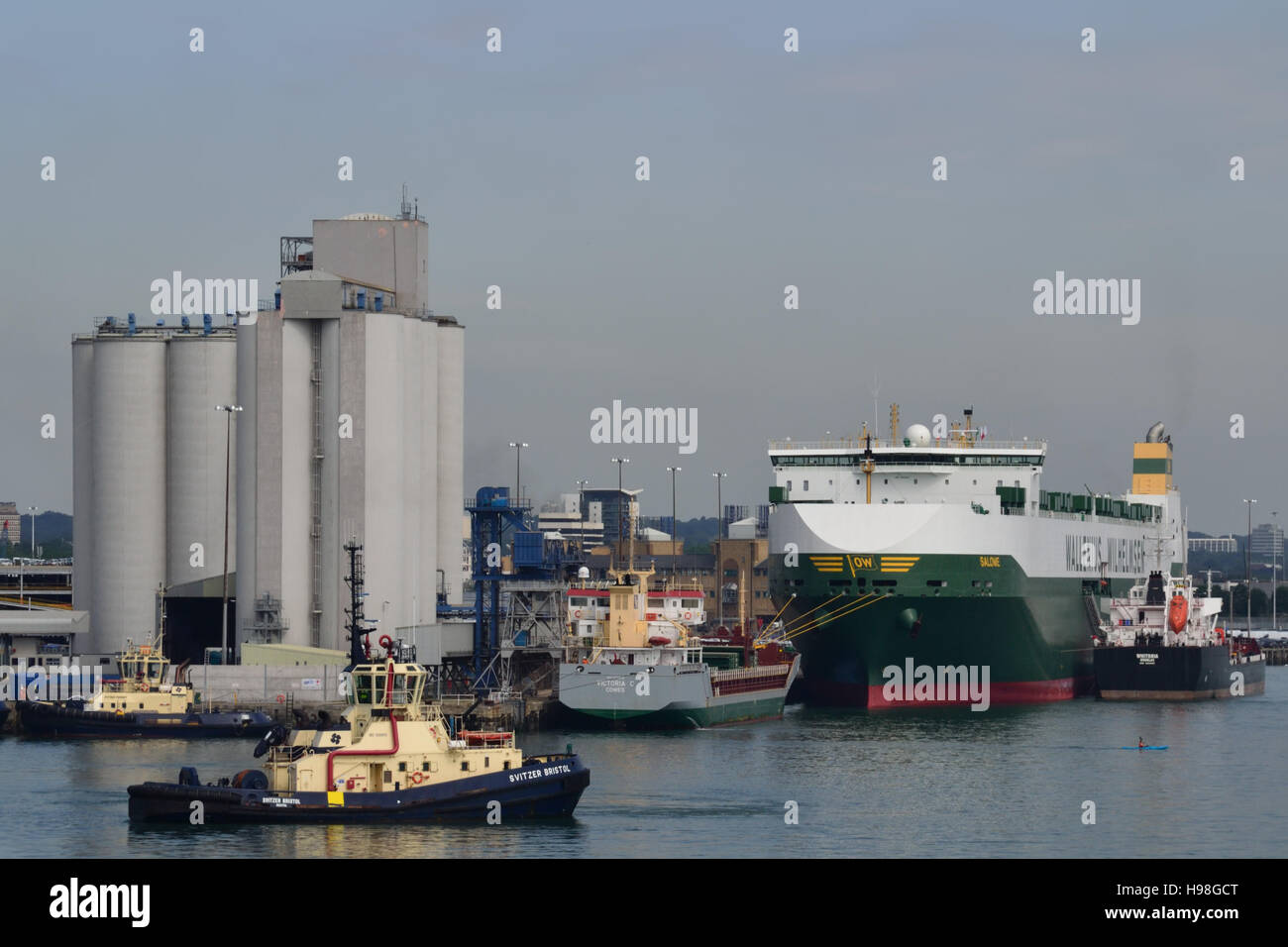 Svitzer Bristol and Wallenius Wilhelmsen MV Salome with the oil tanker ...