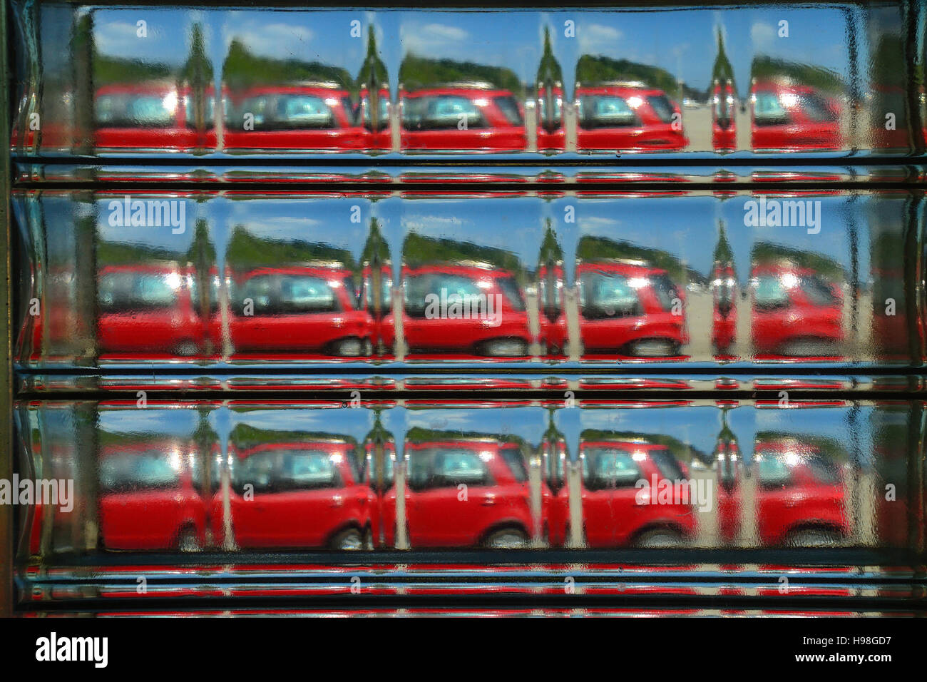 Cracked car glass texture hi-res stock photography and images - Alamy