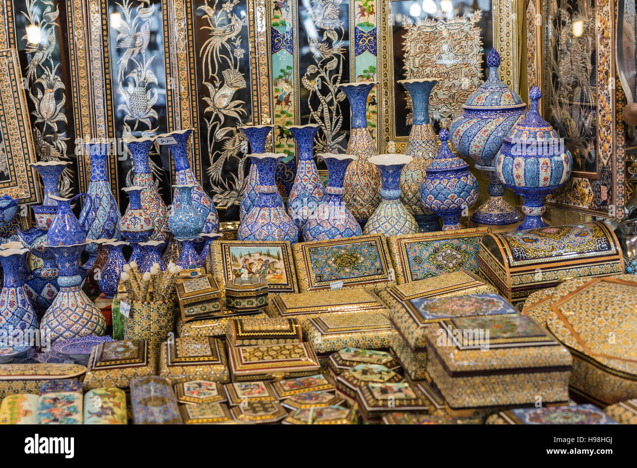 ISFAHAN, IRAN - OCTOBER 06, 2016: Traditional iranian market (Bazaar ...
