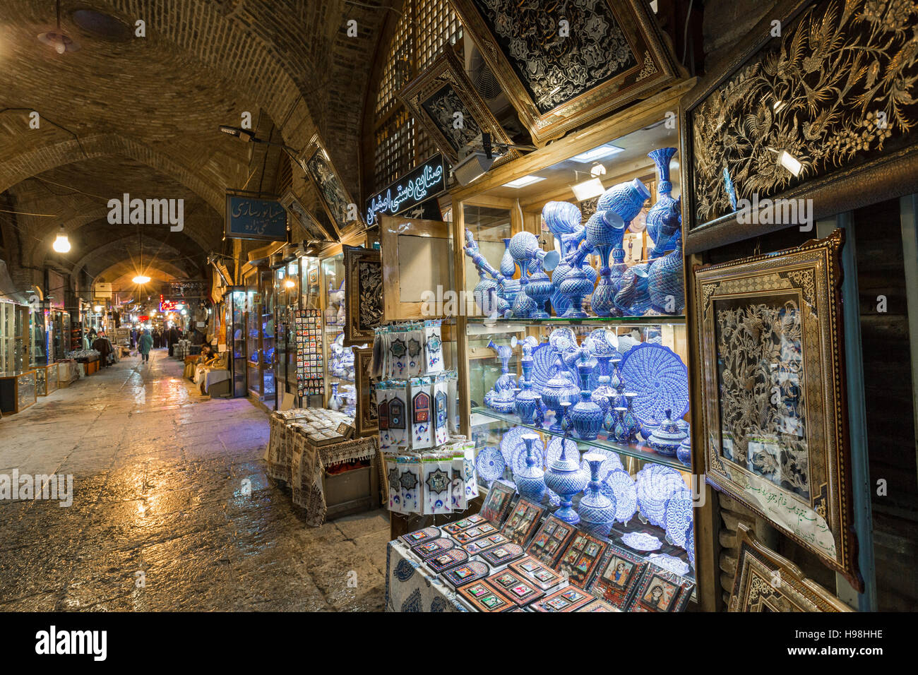 ISFAHAN, IRAN - OCTOBER 06, 2016: Traditional iranian market (Bazaar ...