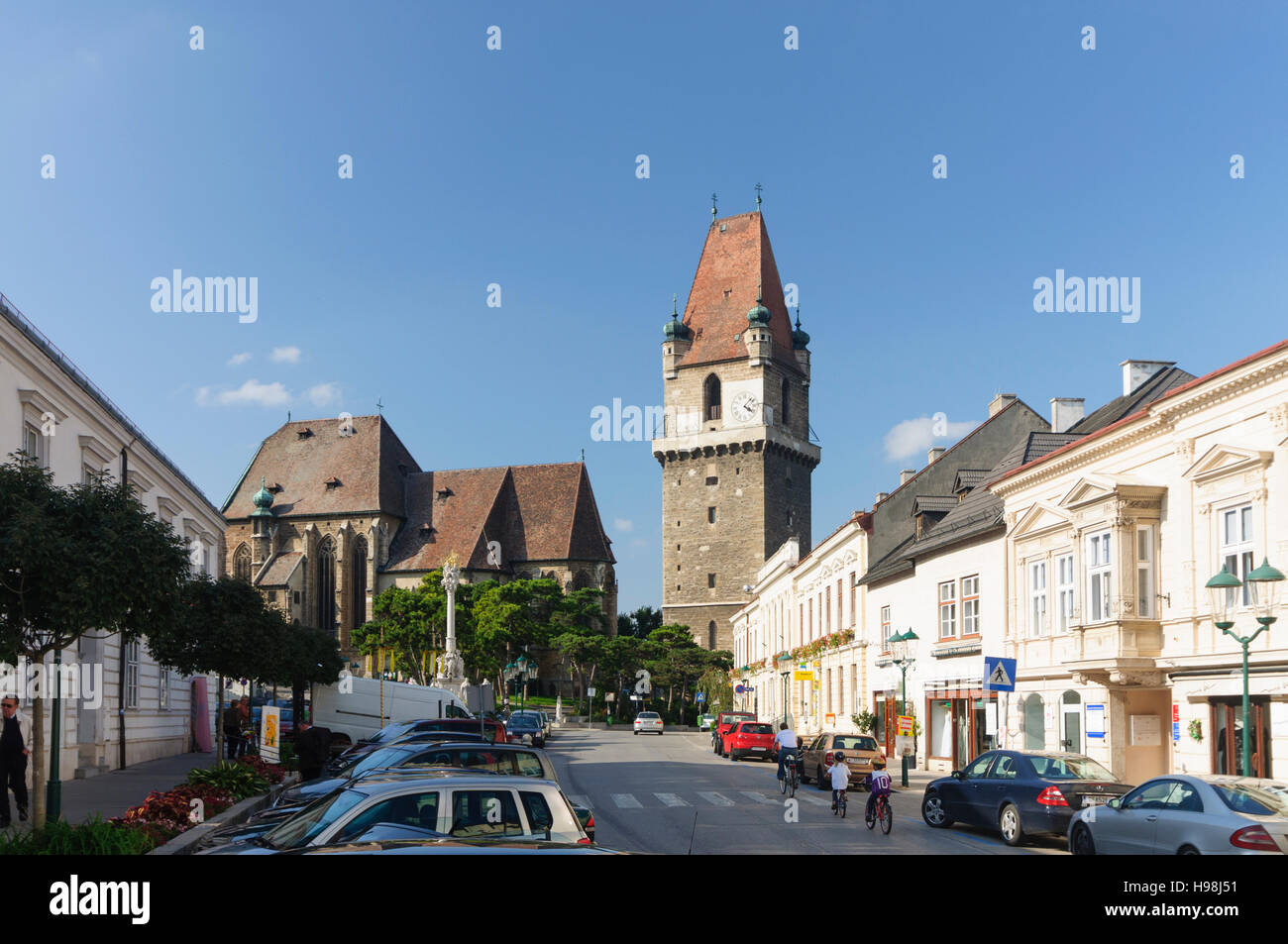Perchtoldsdorf: Market square, parish church and defense tower ...