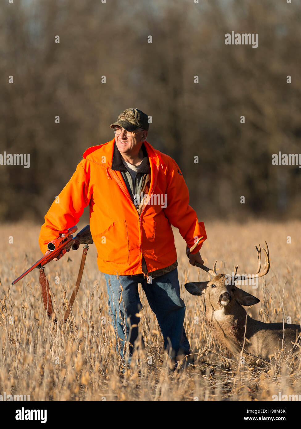 A deer hunter with a large Whitetail Buck Stock Photo - Alamy