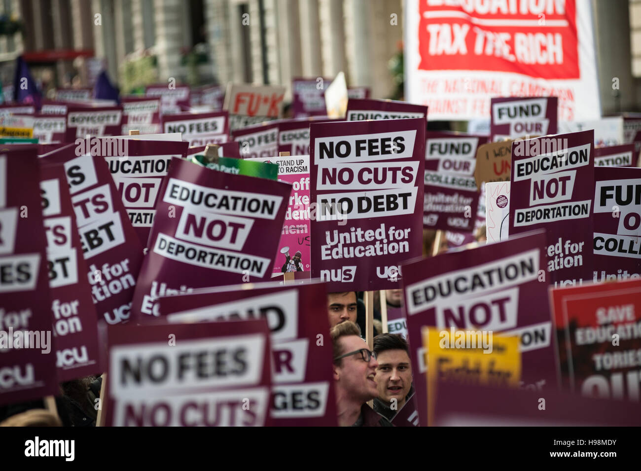 London, UK. 19th Nov, 2016. Thousands of students and academics take ...
