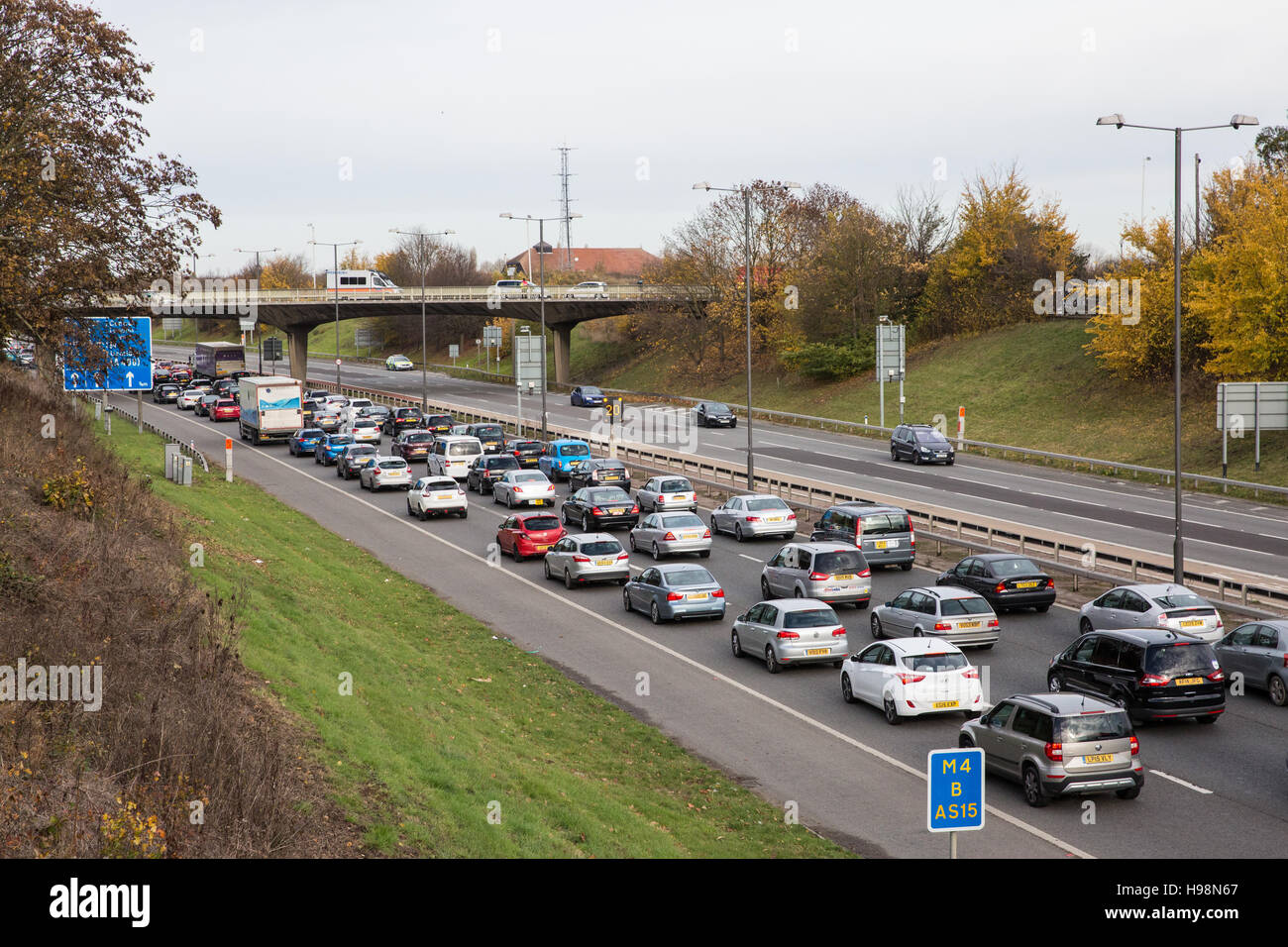 Heathrow, UK. 19th November, 2016. Traffic at a standstill on the M4 ...