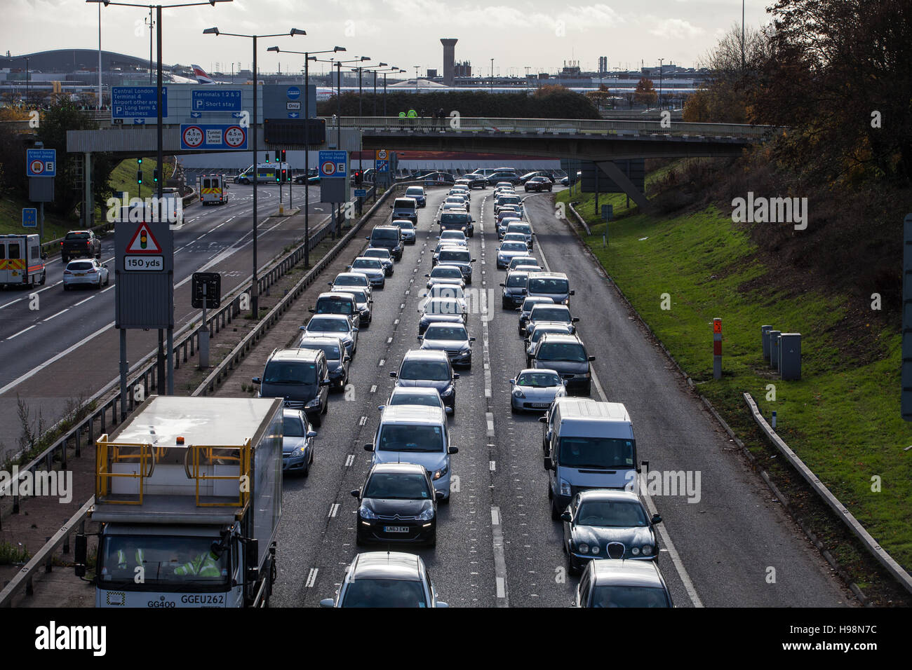 Heathrow, UK. 19th November, 2016. Traffic at a standstill on the M4 ...
