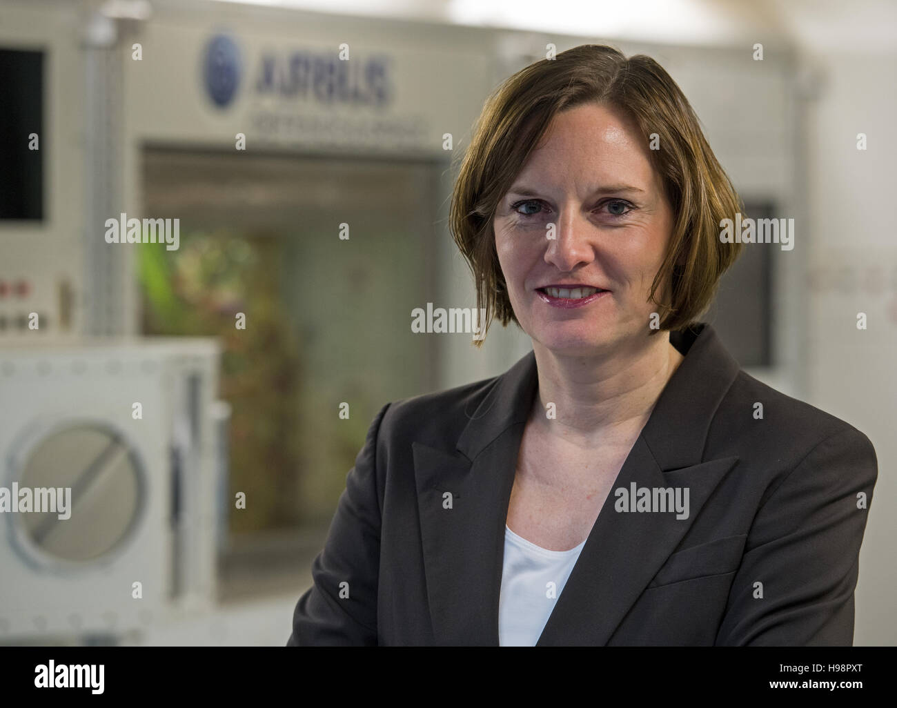 Bremen, Germany. 18th Nov, 2016. Tina Buechner da Costa, a worker of ...