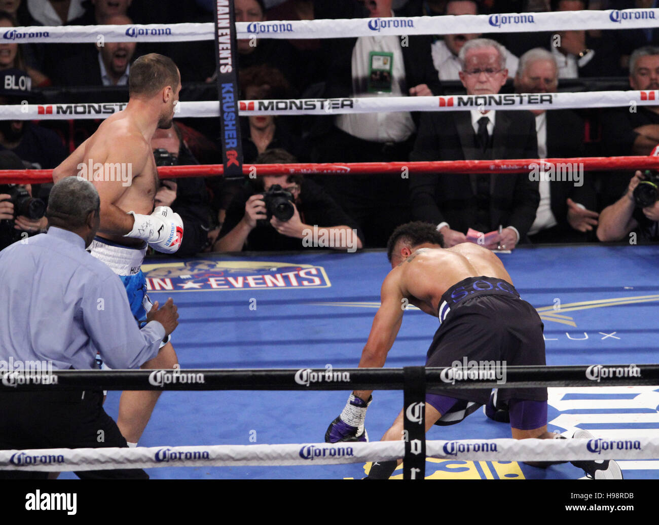 Las Vegas, Nevada, USA. 19th Nov, 2016. Light Heavyweight boxer Andre ...