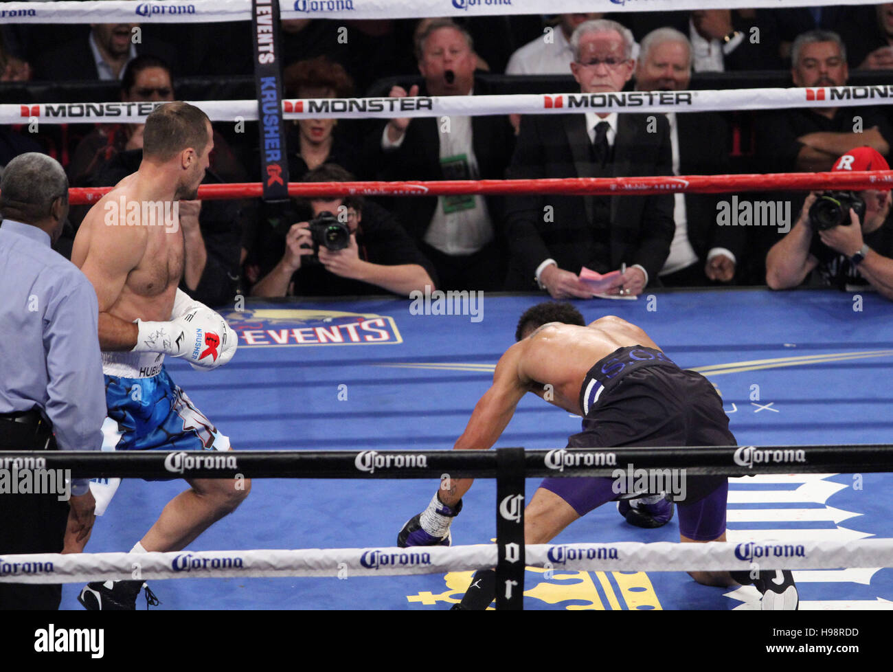 Las Vegas, Nevada, USA. 19th Nov, 2016. Light Heavyweight boxer Andre ...