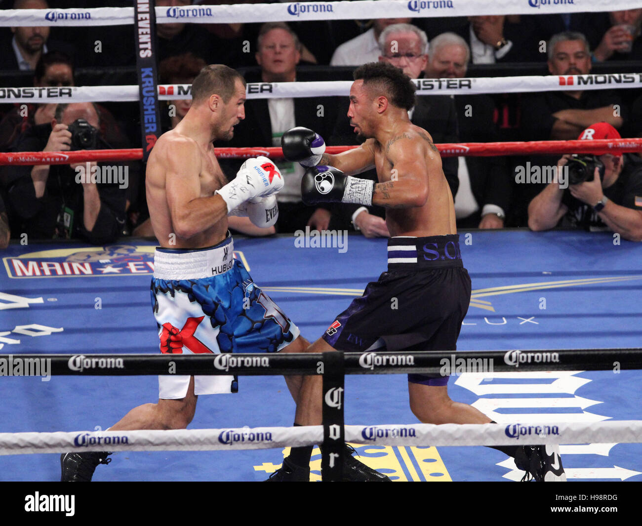 Las Vegas, Nevada, USA. 19th Nov, 2016. Light Heavyweight boxer Andre ...