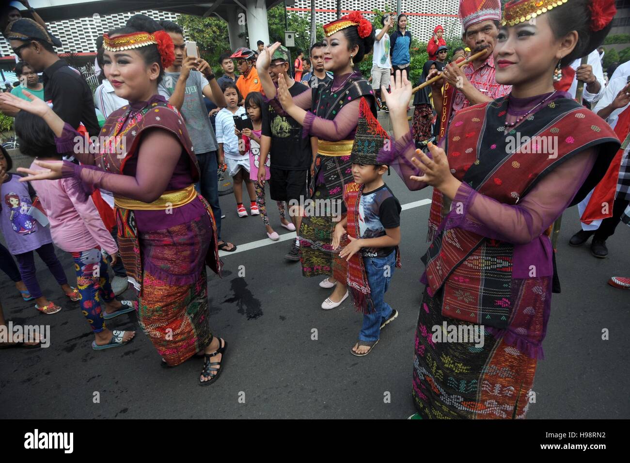 Jakarta, Indonesia. 20th Nov, 2016. People wearing North Sumatra ...