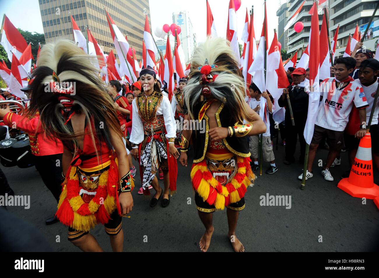 Jakarta, Indonesia. 20th Nov, 2016. People wearing costumes from East ...