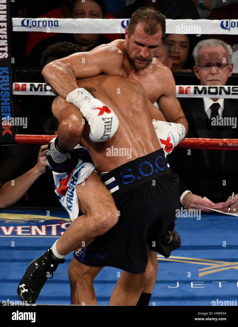 Las Vegas NV, USA. 19th Nov, 2016. (in blk trunks) Andre Ward goes 12 ...
