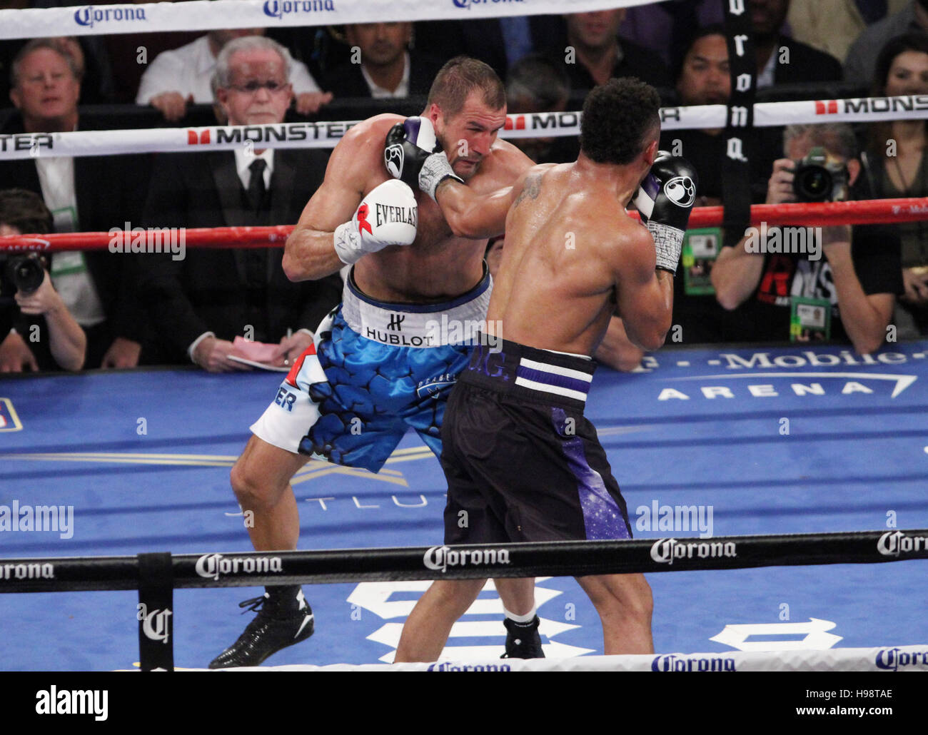 Las Vegas, Nevada, USA. 20th Nov, 2016. Light Heavyweight boxers Andre ...