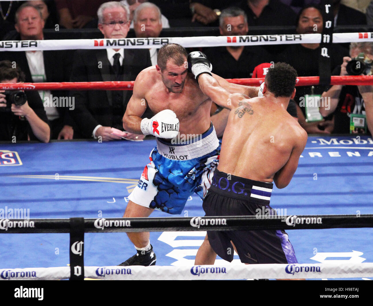 Las Vegas, Nevada, USA. 20th Nov, 2016. Light Heavyweight boxers Andre ...
