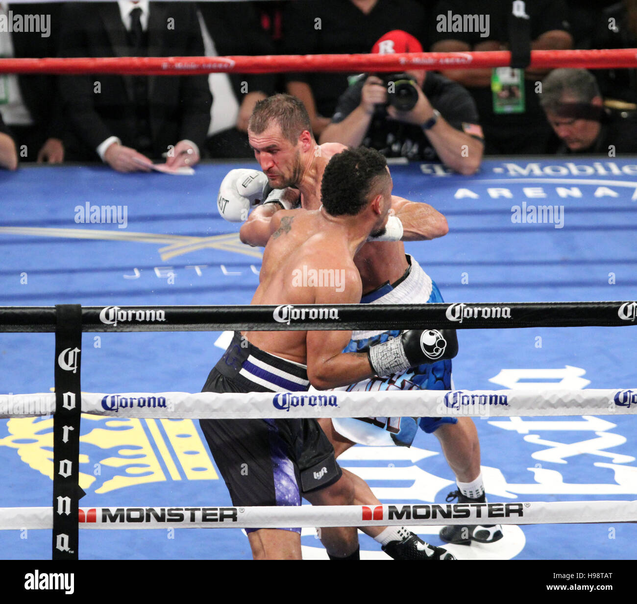 Las Vegas, Nevada, USA. 20th Nov, 2016. Light Heavyweight boxers Andre ...