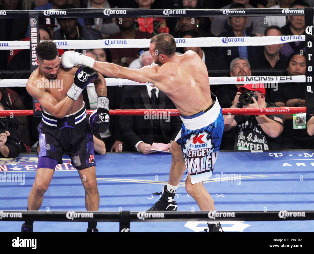 Las Vegas, Nevada, USA. 20th Nov, 2016. Light Heavyweight boxers Andre ...