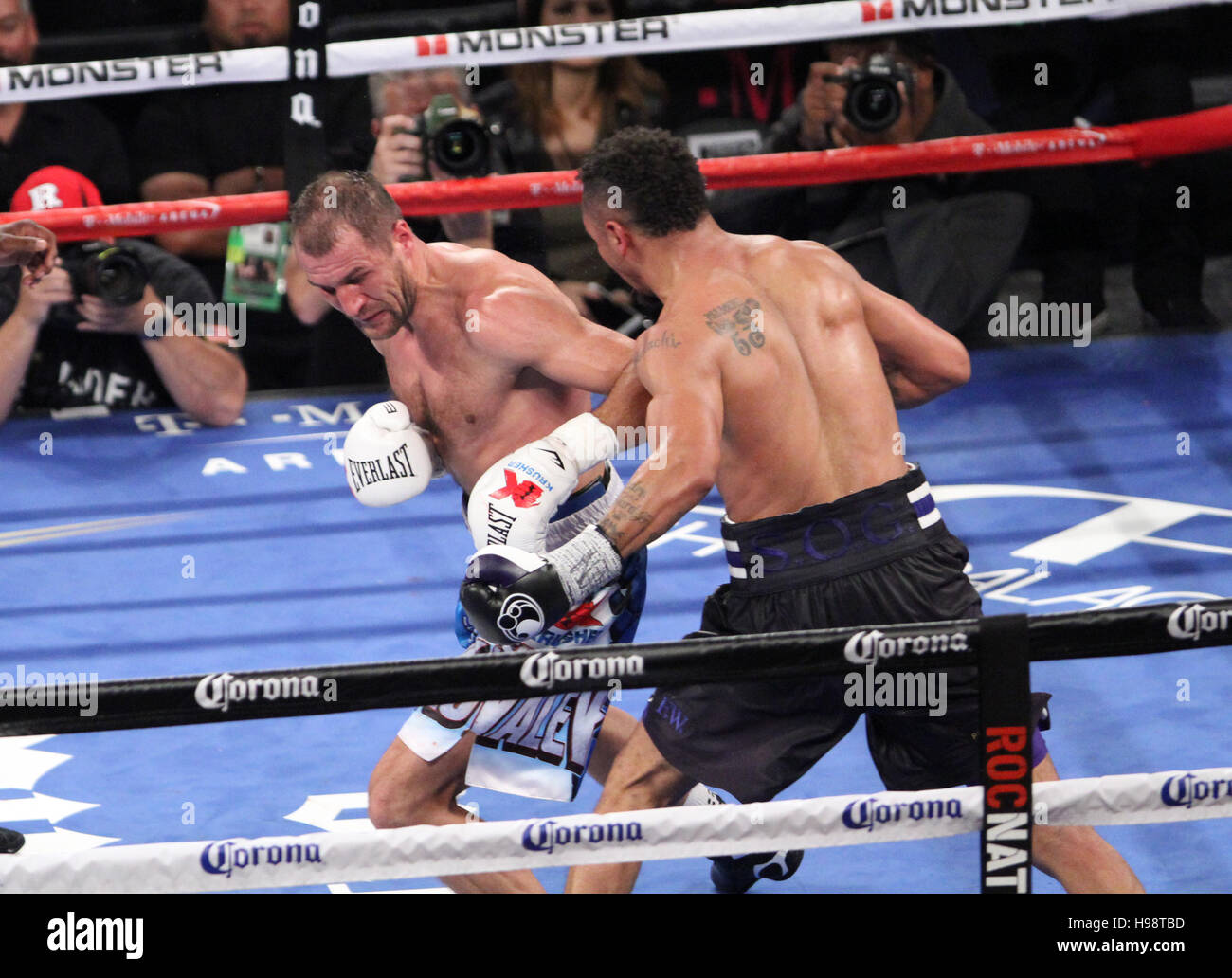 Las Vegas, Nevada, USA. 20th Nov, 2016. Light Heavyweight boxers Andre ...