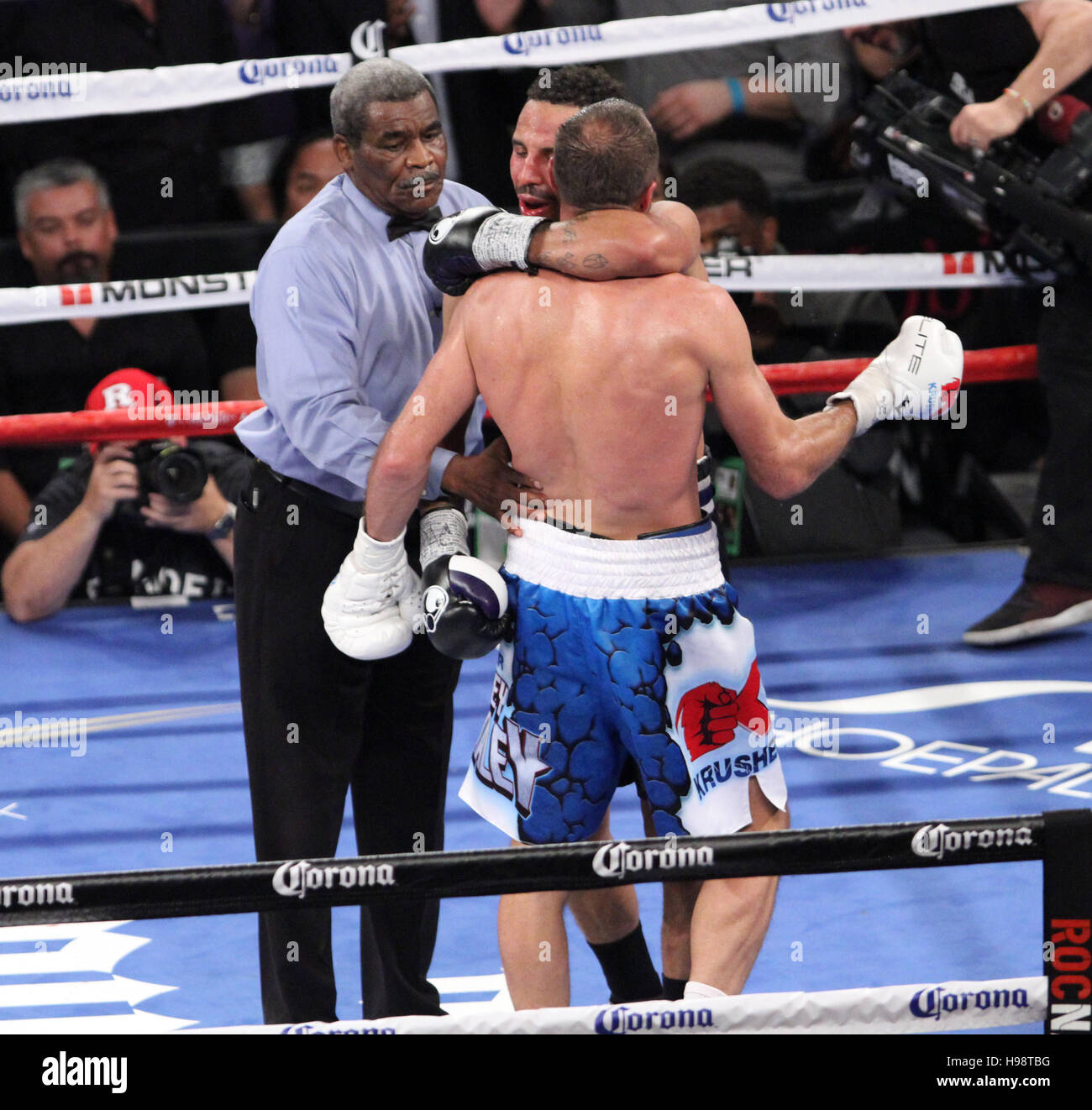 Las Vegas, Nevada, USA. 20th Nov, 2016. Light Heavyweight boxers Andre ...