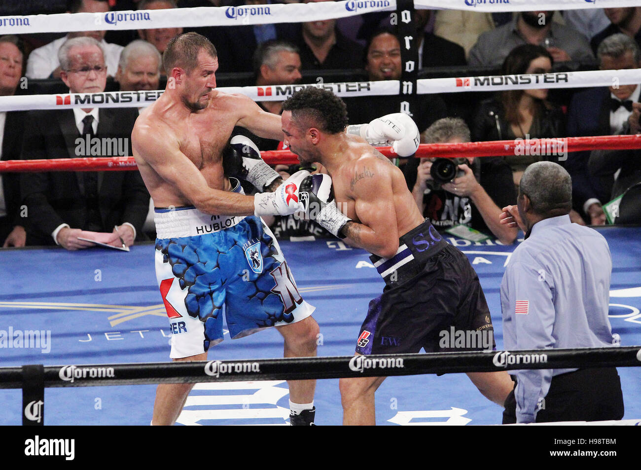 Las Vegas, Nevada, USA. 20th Nov, 2016. Light Heavyweight boxers Andre ...