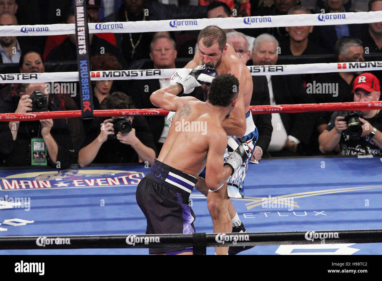 Las Vegas, Nevada, USA. 20th Nov, 2016. Light Heavyweight boxers Andre ...
